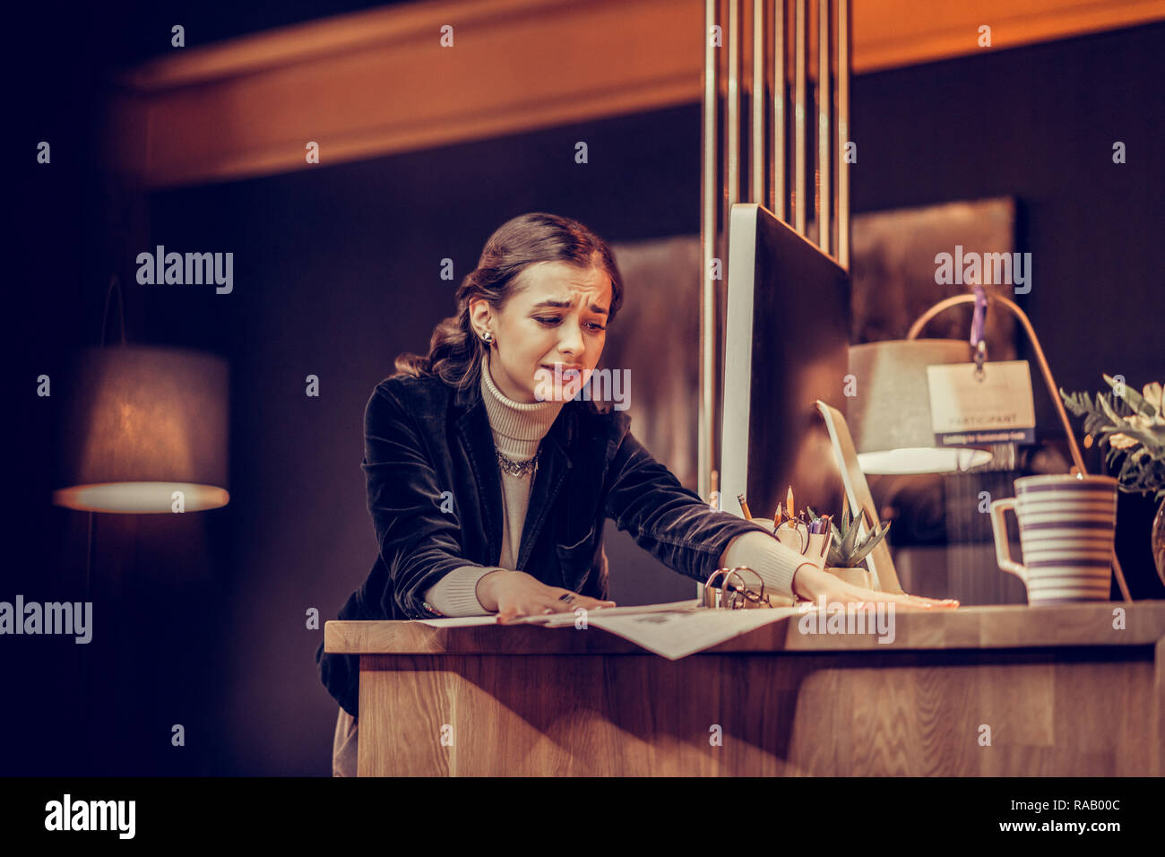 Worker leaning on table hi-res stock photography and images - Alamy