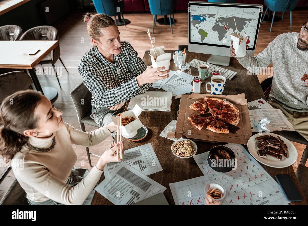 People eating pizza manager hi-res stock photography and images - Alamy