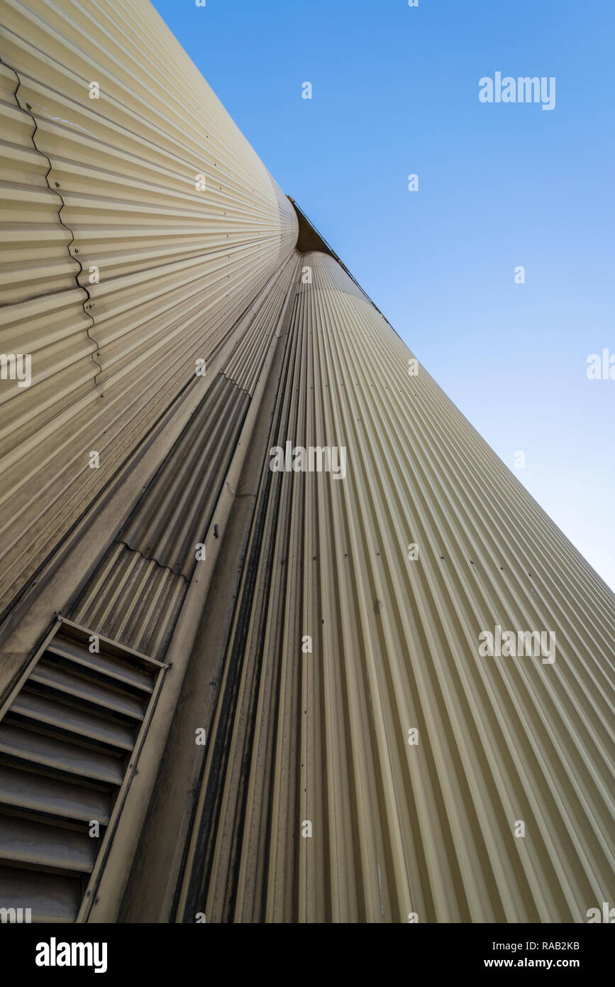 Tall grain silos hi-res stock photography and images - Alamy