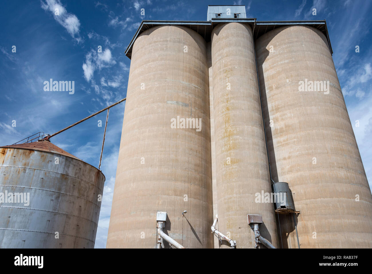 Tall concrete silos hi-res stock photography and images - Alamy