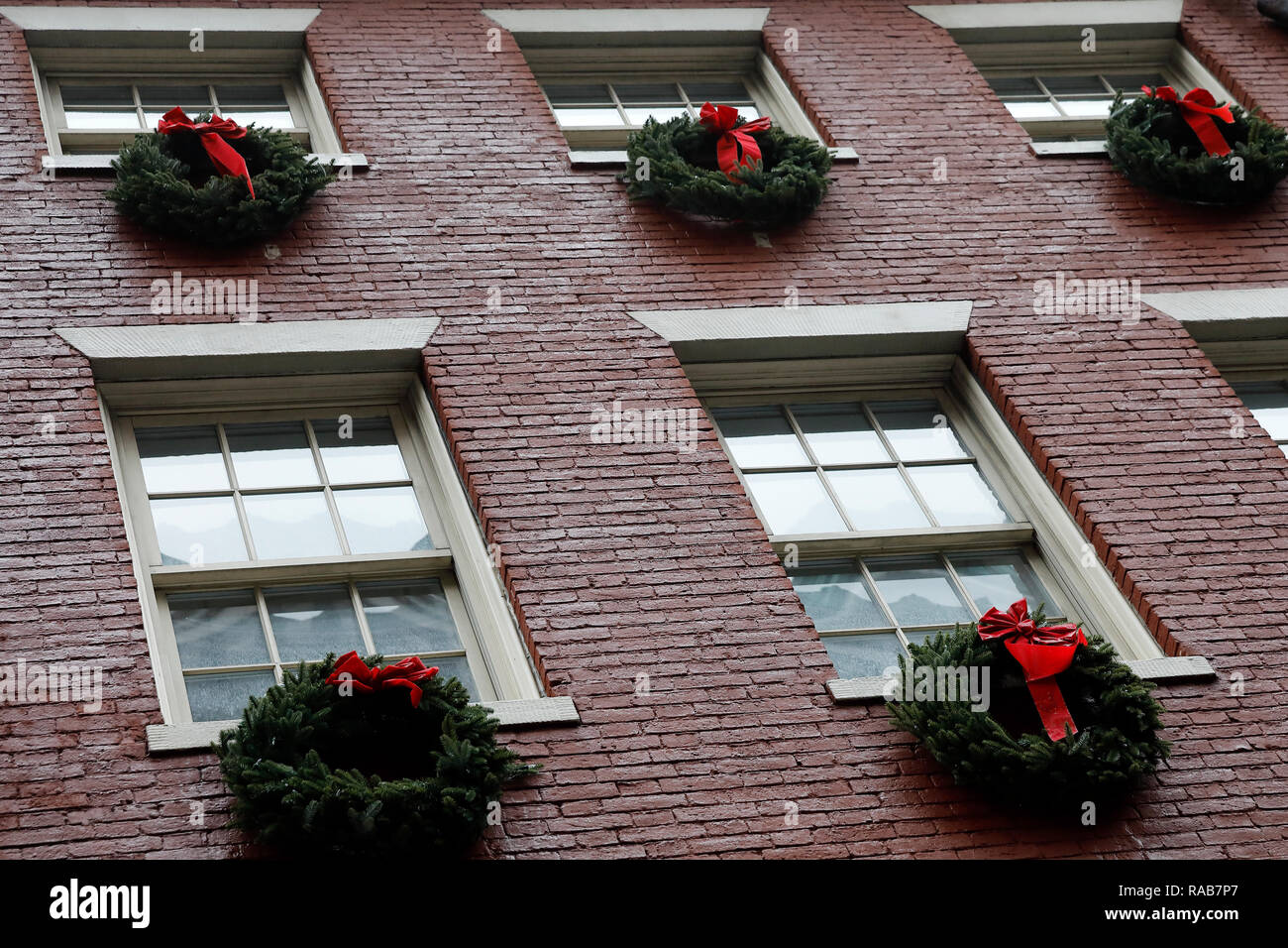 Red brick building windows hi-res stock photography and images - Alamy