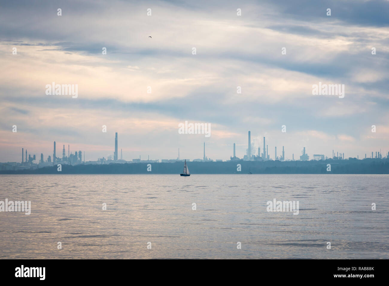 Exxonmobil fawley oil refinery hi-res stock photography and images - Alamy