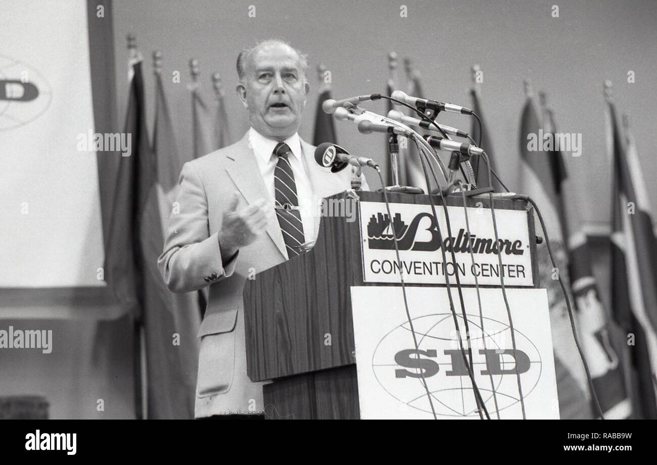 WILLIAN DONALD SCHAEFER IS GIVING A SPEECH AT THE PODIUM,SID BALTIMORE ...