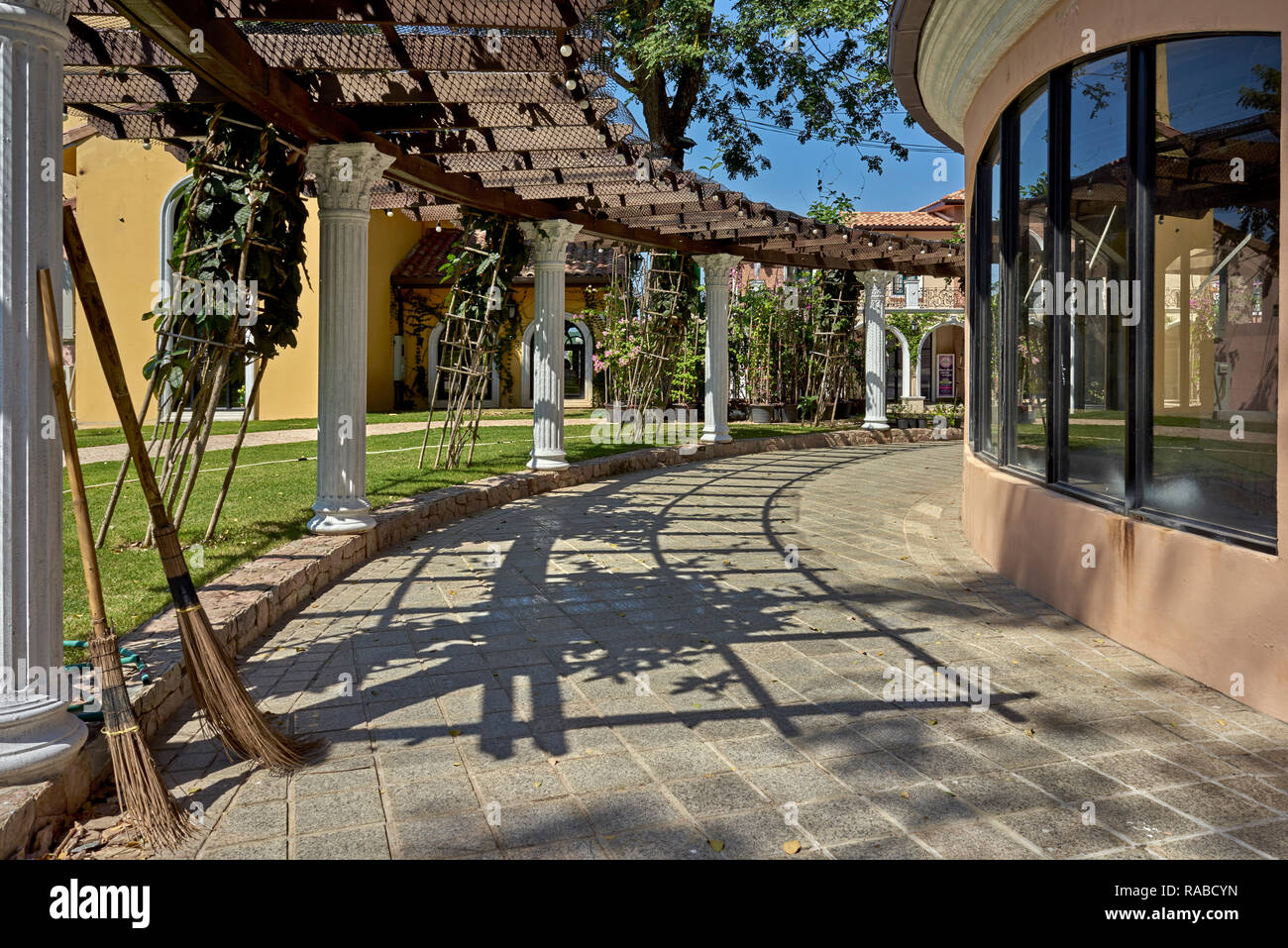 Curved walkway with columns and arches Stock Photo - Alamy
