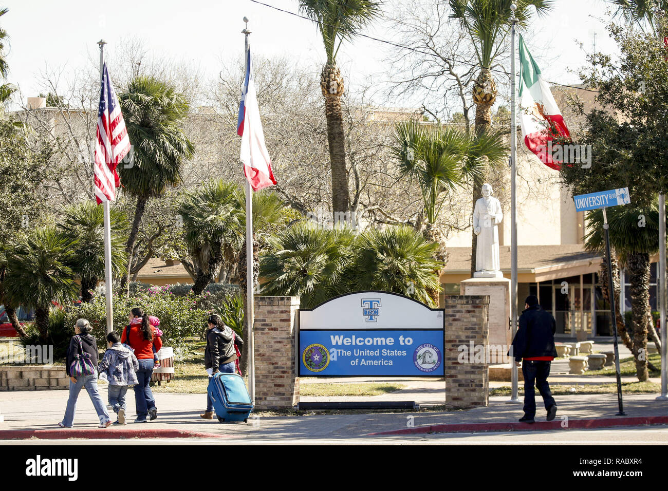 A sign welcomes pedestrians and cars entering the U.S. 13th Jan, 2018 ...