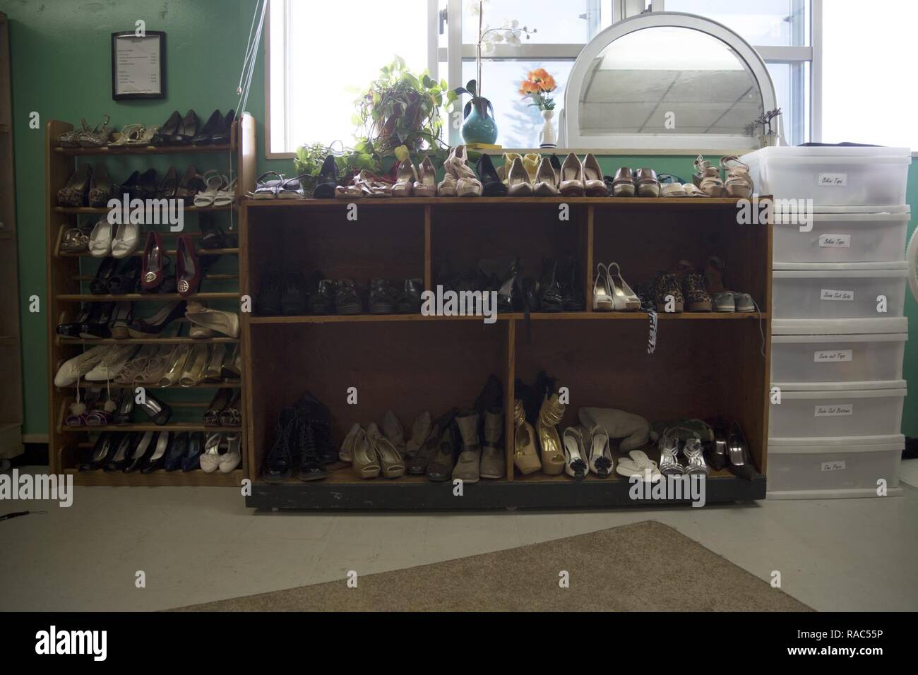 Us army soldier shopping hi-res stock photography and images - Alamy
