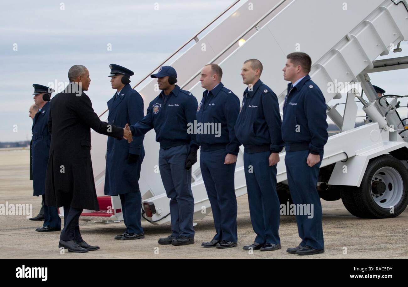 President Barack Obama greets members of the 89th Airlift Wing’s ...
