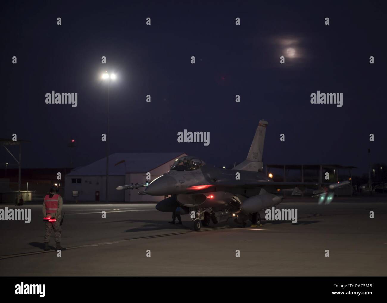 A U.S. Air National Guard, F-16 Fighting Falcon at the 138th Fighter ...