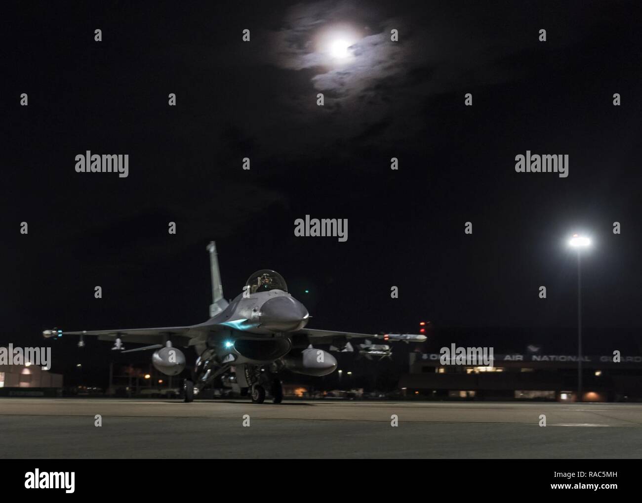 A U.S. Air National Guard, F-16 Fighting Falcon at the 138th Fighter ...