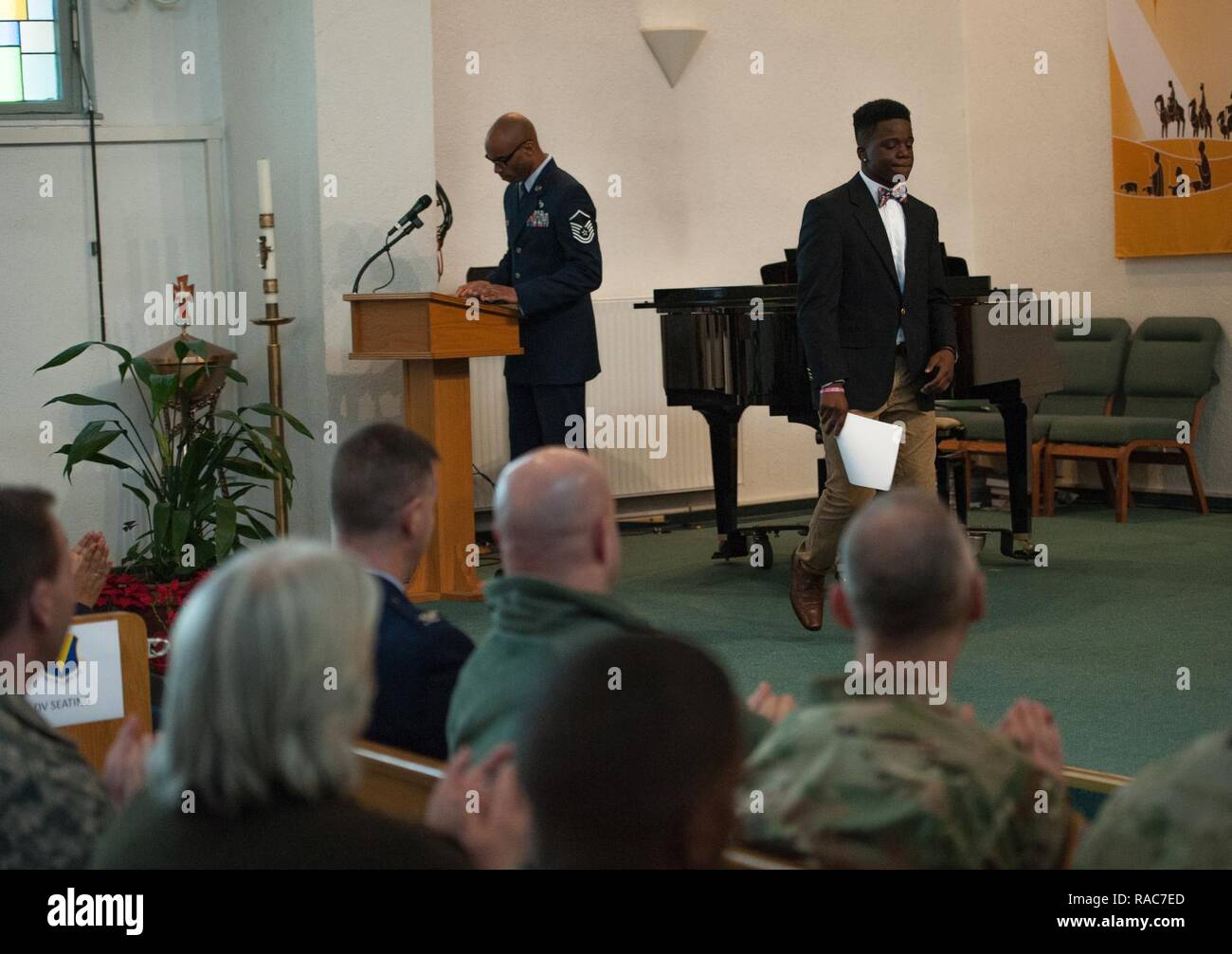 Martin luther king giving speech hi-res stock photography and images ...