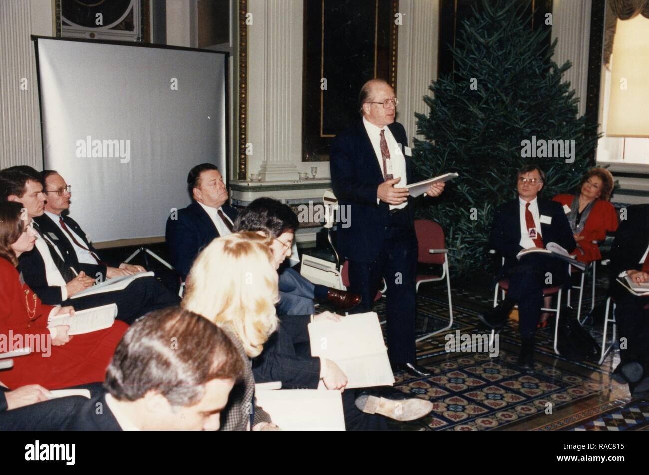MAN SPEAKING TO A GROUP OF PEOPLE IN A MEETING Stock Photo - Alamy