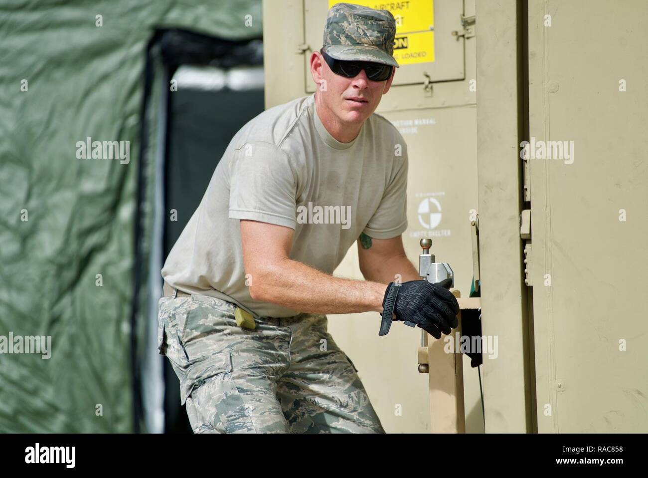 National guard help disaster relief hi-res stock photography and images ...