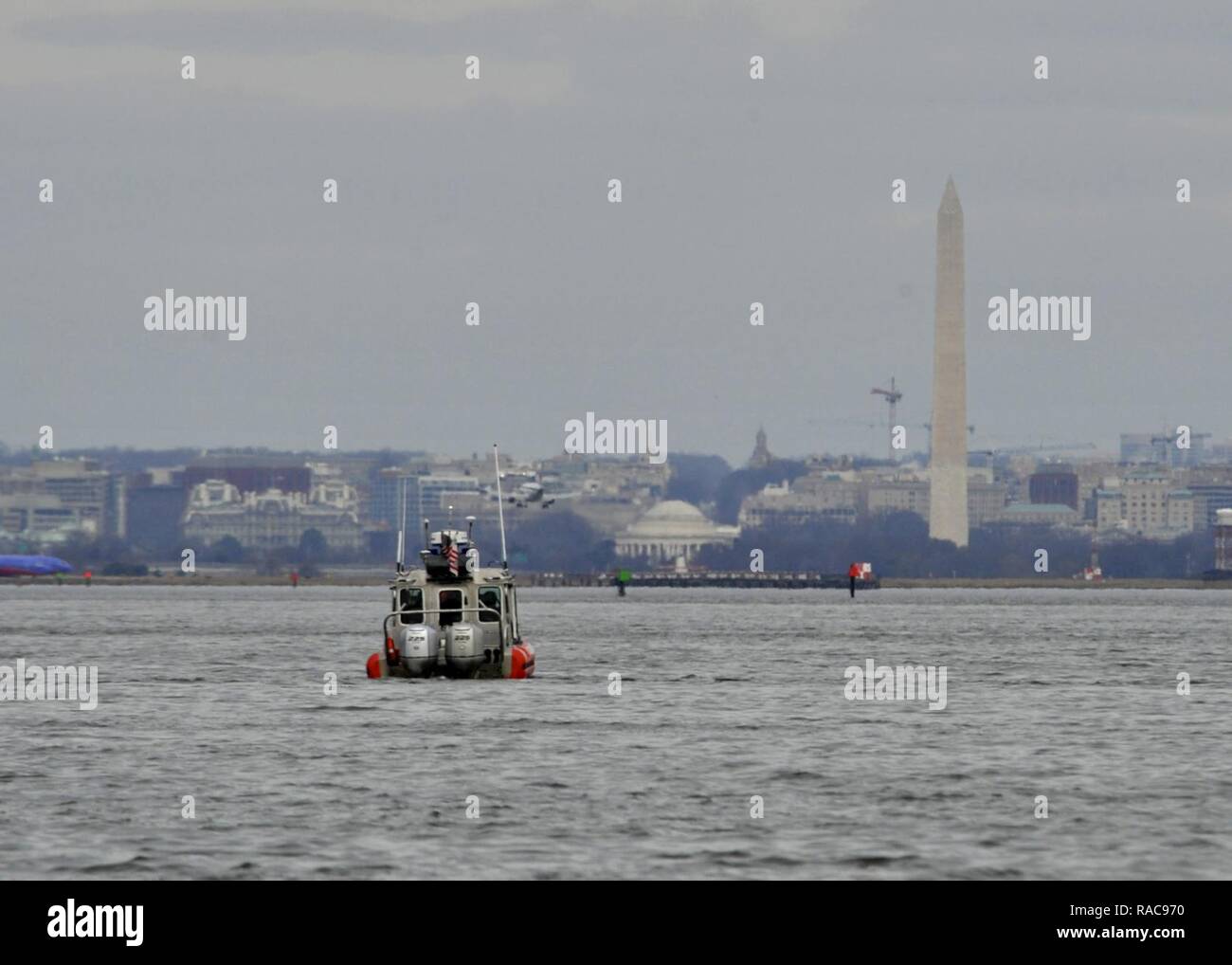 Coast Guard crewmembers from Maritime Safety and Security Team New York ...