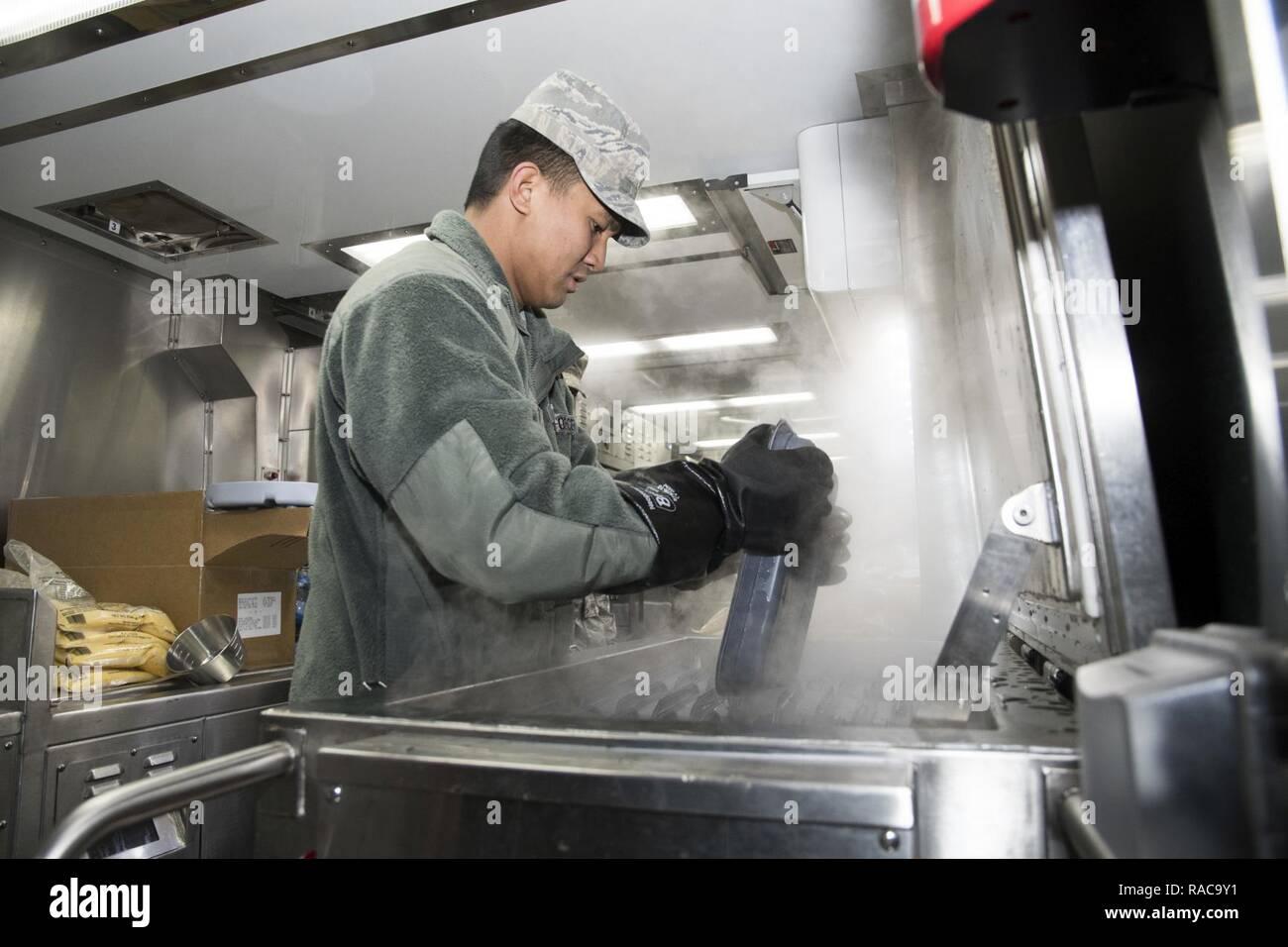 Military meals heater hi-res stock photography and images - Alamy