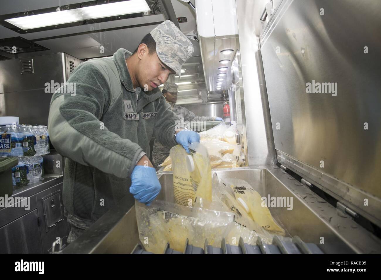 Military meals heater hi-res stock photography and images - Alamy
