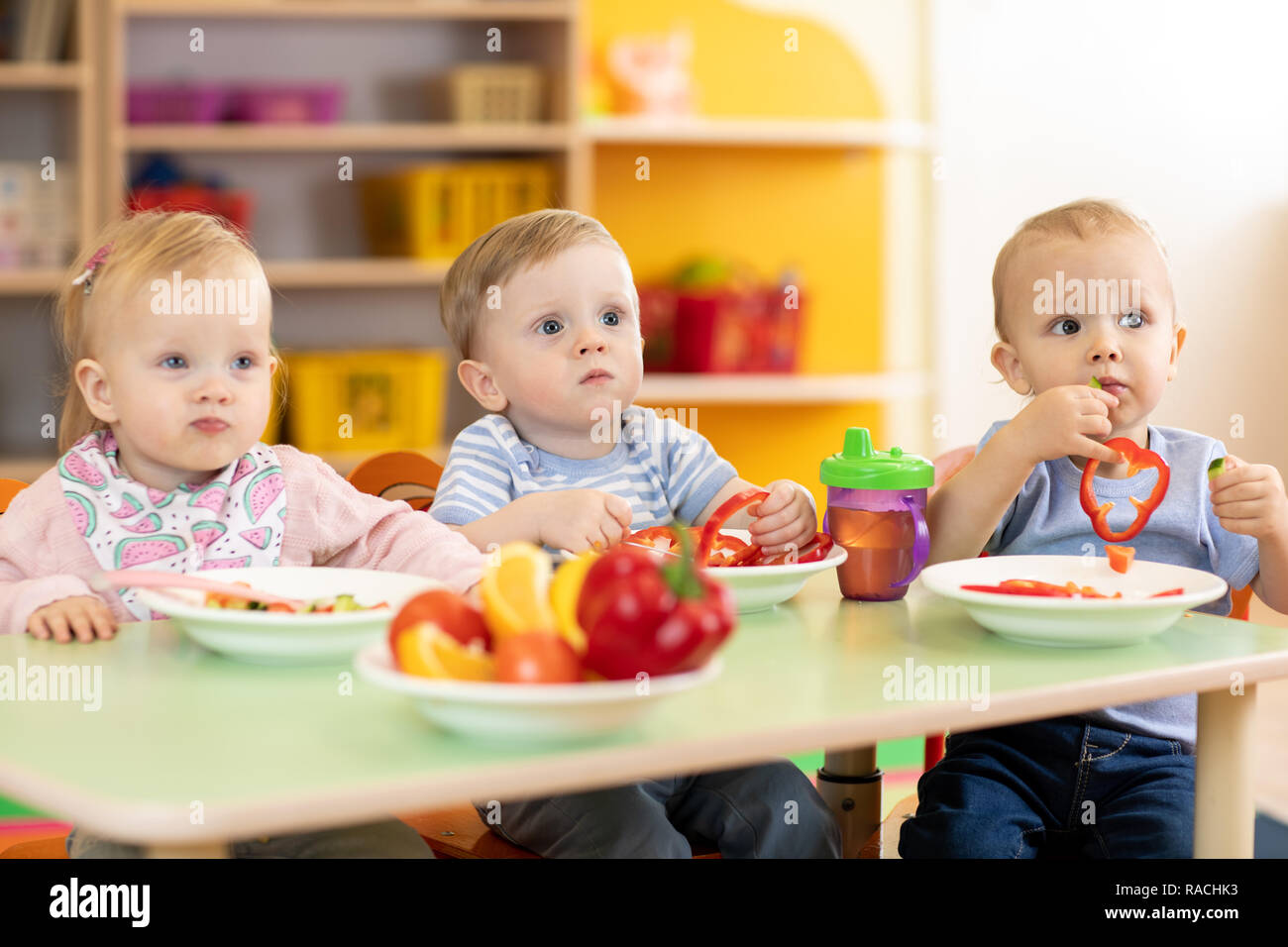 Time to eat in kindergarten or nursery or daycare Stock Photo - Alamy