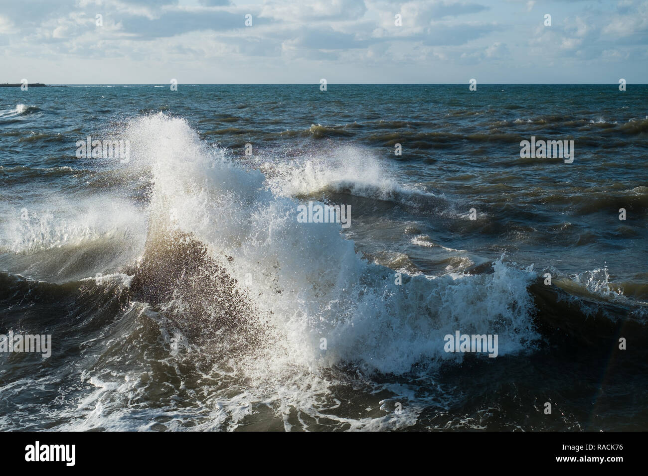 Ocean waves hitting rocks hi-res stock photography and images - Alamy