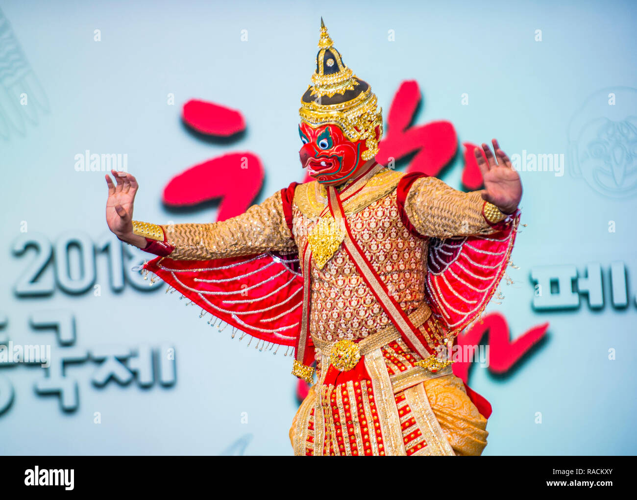 Thai dancer performing the traditinal Thai Khon dance at the Mask dance ...