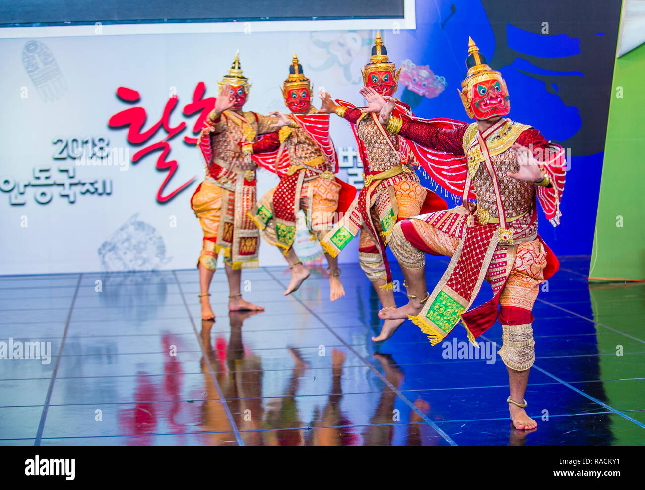 Thai dancers performing the traditinal Thai Khon dance at the Mask ...