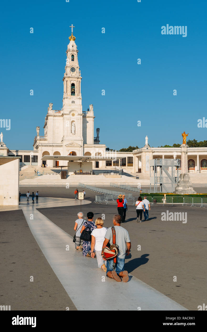 Fatima kneeling hi-res stock photography and images - Alamy