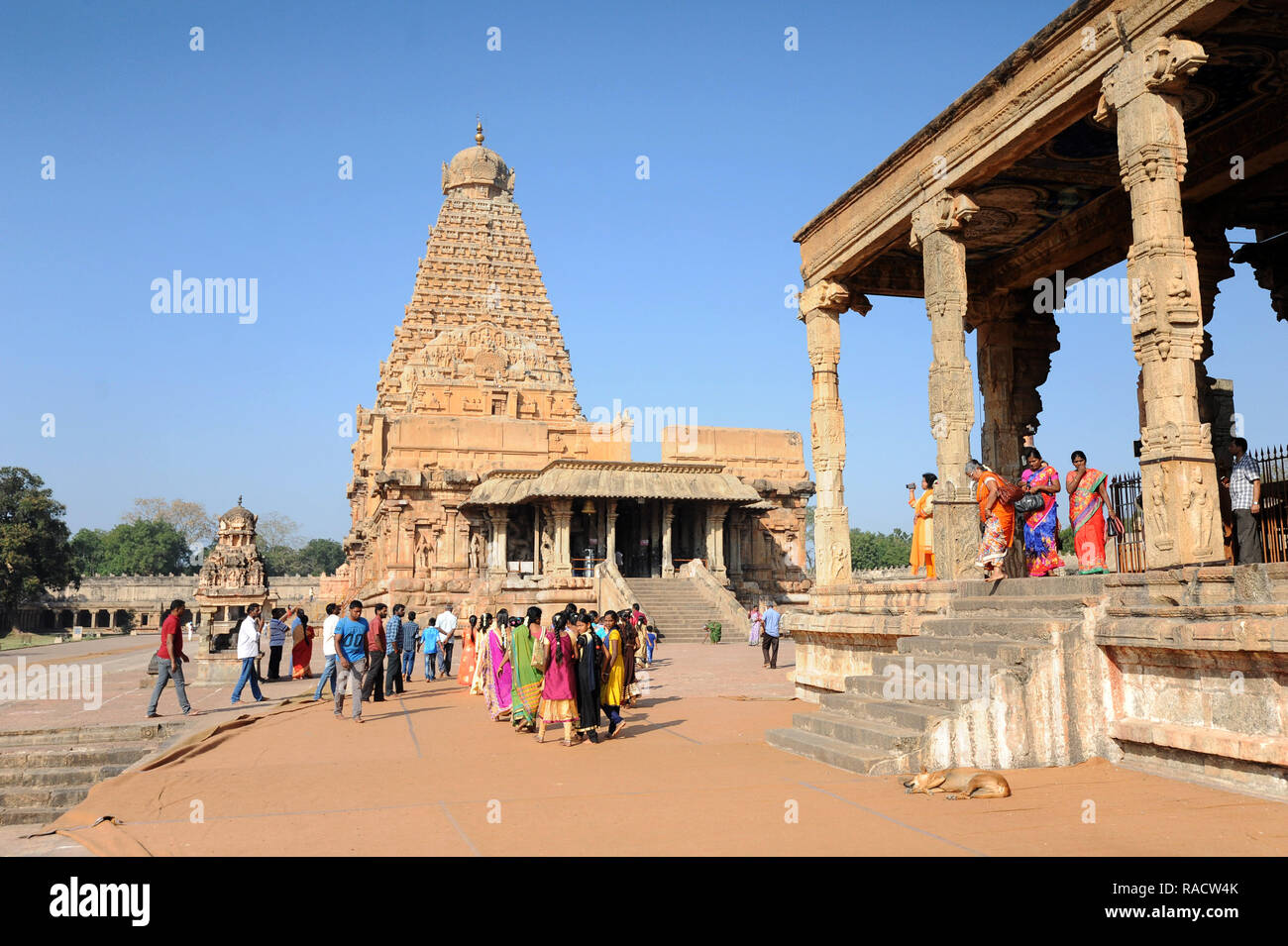 Visitors to the 11th century Brihadisvara Cholan temple, UNESCO World ...