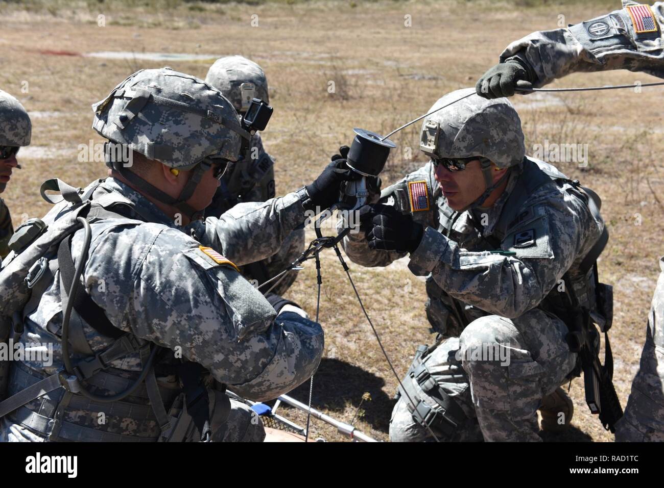 Personnel from Joint Task Force-Bravo Joint Security Forces practice ...