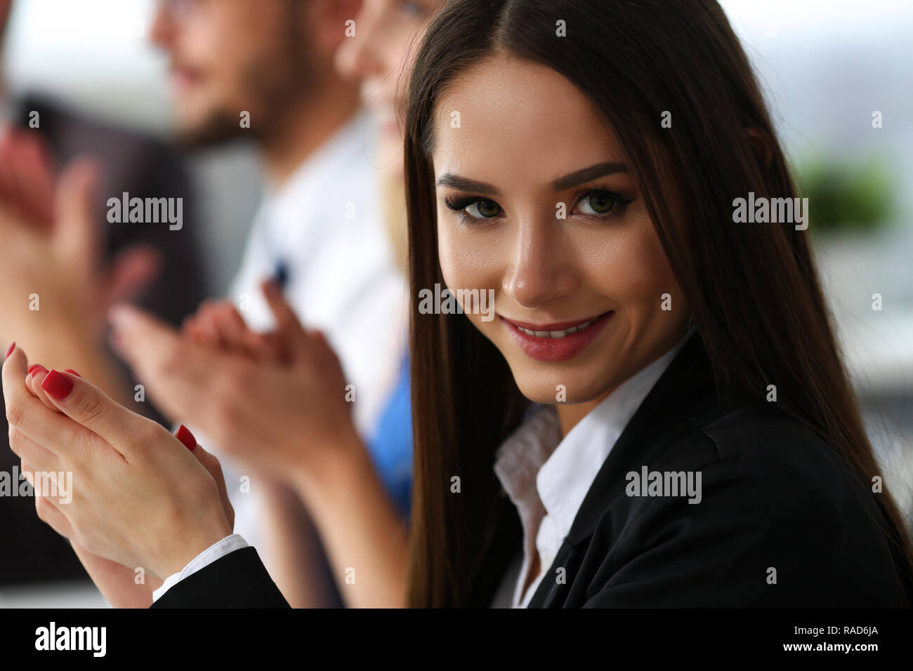 People clap hi-res stock photography and images - Alamy