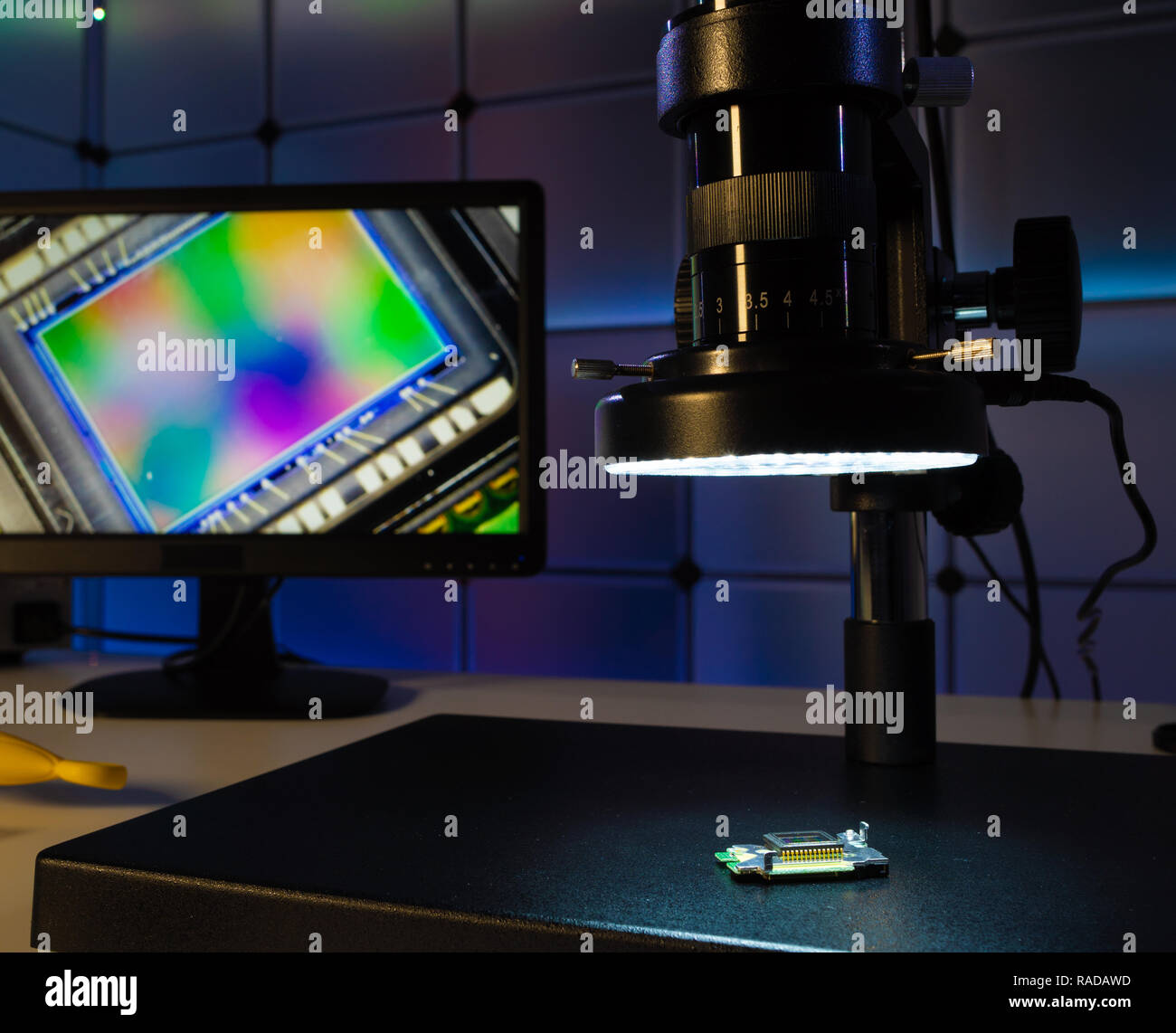 Inspection of the quality of silicon chips in the laboratory with a ...