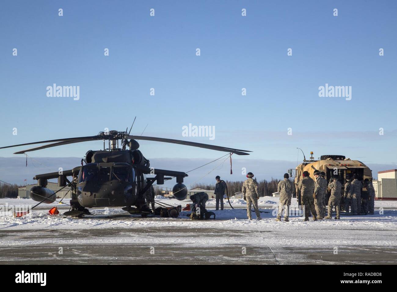 U s soldiers refuel military helicopter hi-res stock photography and ...
