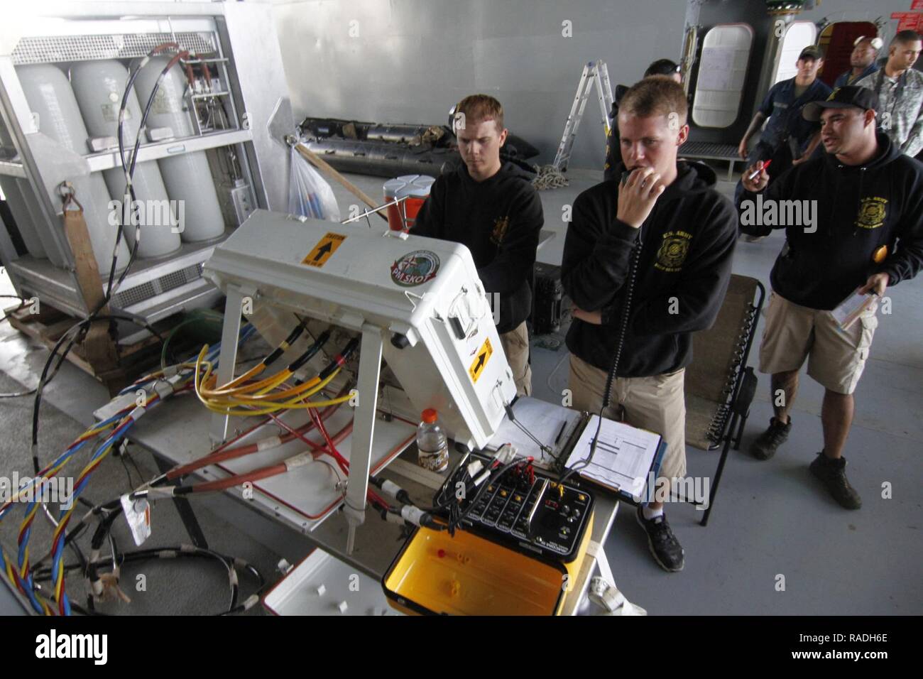 Divers with 7th Engineer Dive Detachment, 130th Engineer Brigade ...