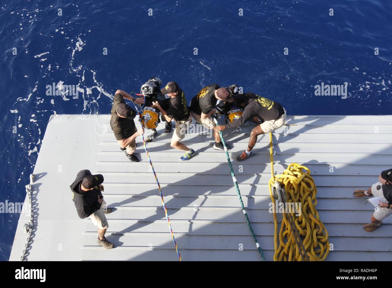 Divers with 7th Engineer Dive Detachment, 130th Engineer Brigade ...
