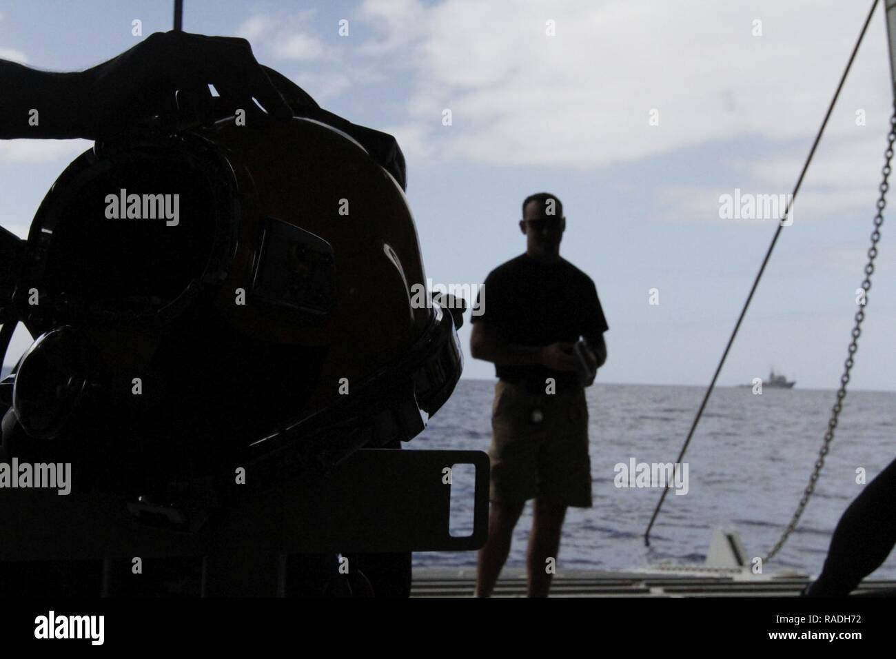 Divers with 7th Engineer Dive Detachment, 130th Engineer Brigade ...