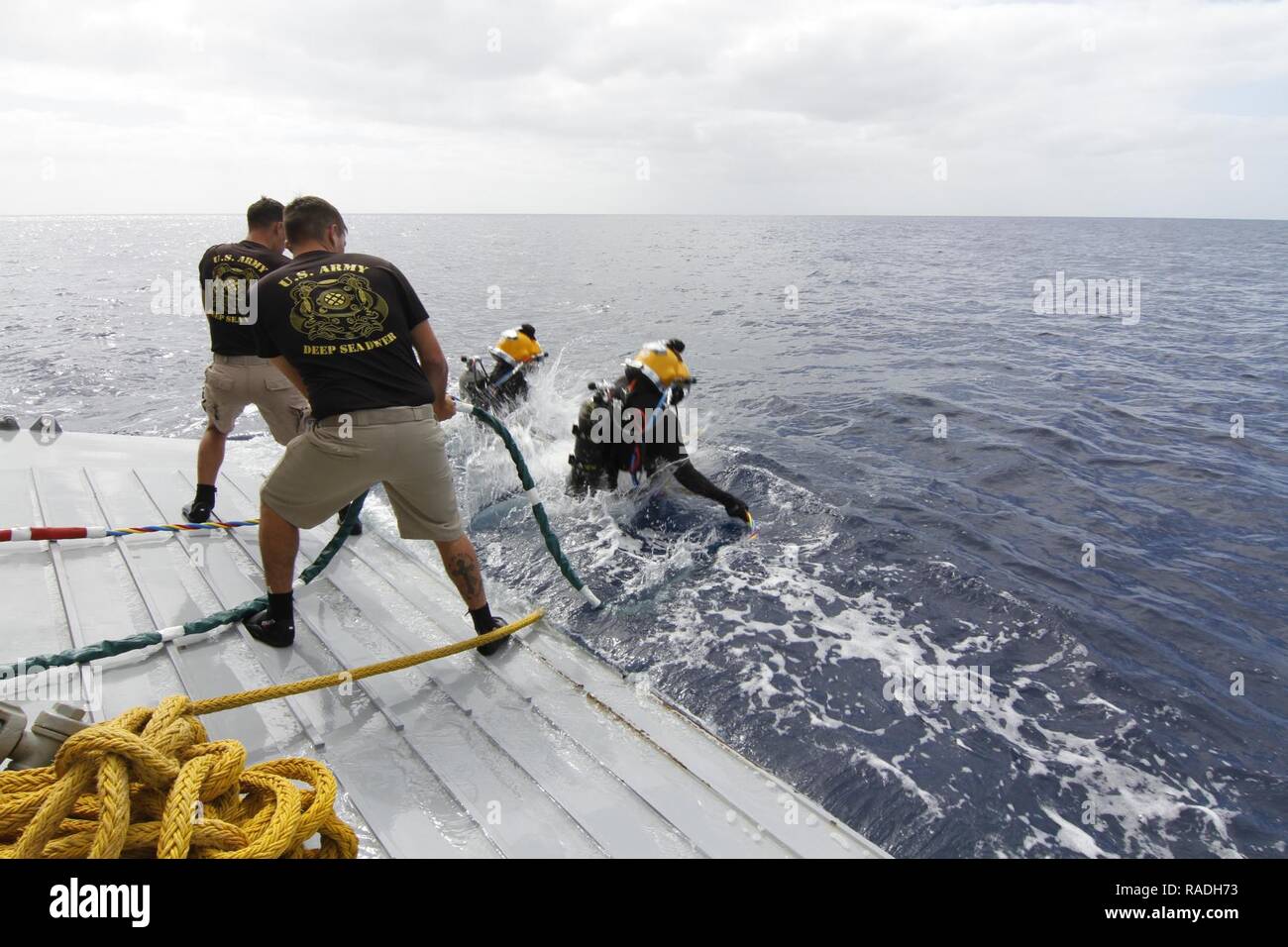 Divers with 7th Engineer Dive Detachment, 130th Engineer Brigade ...