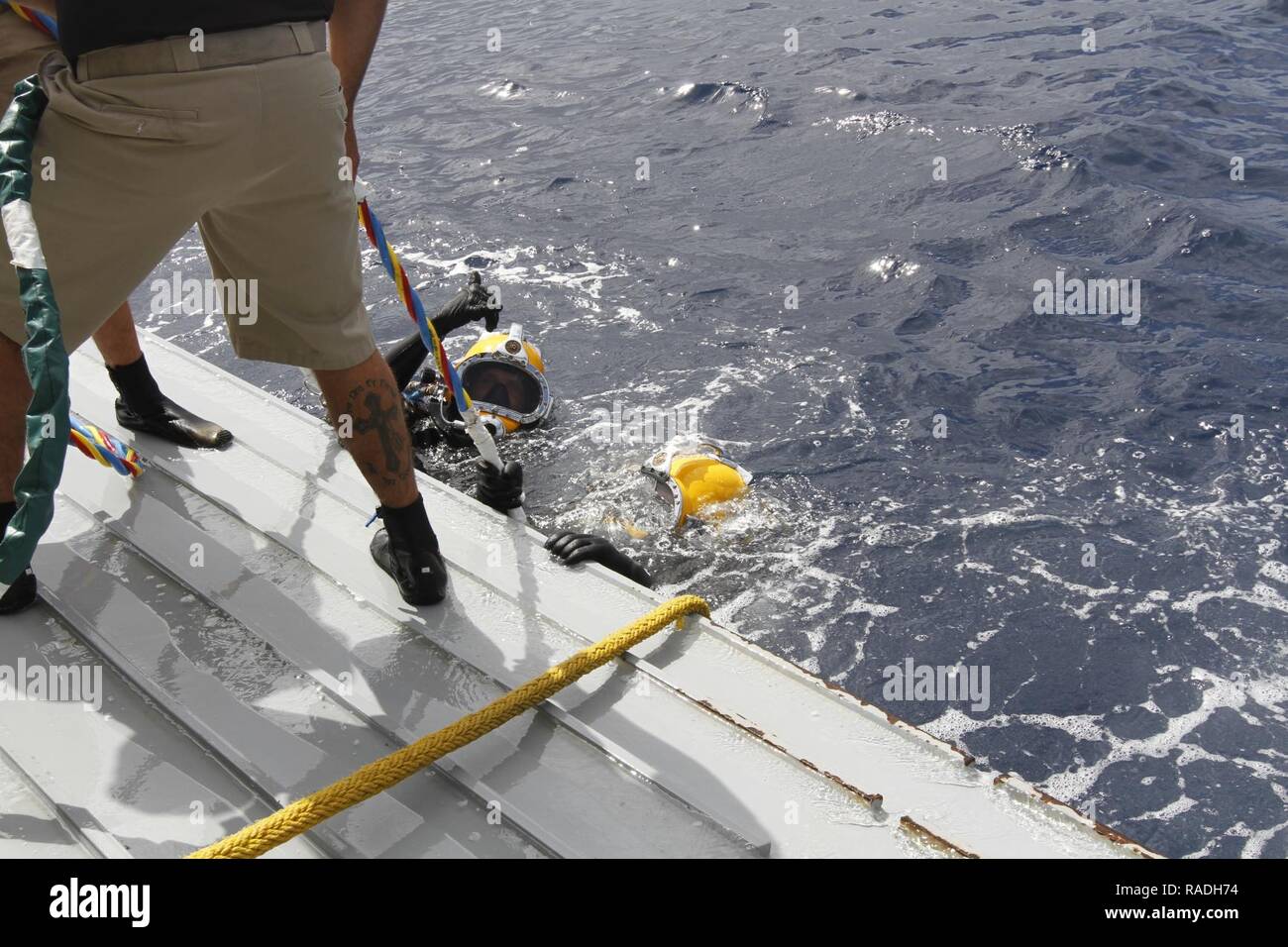 Divers with 7th Engineer Dive Detachment, 130th Engineer Brigade ...