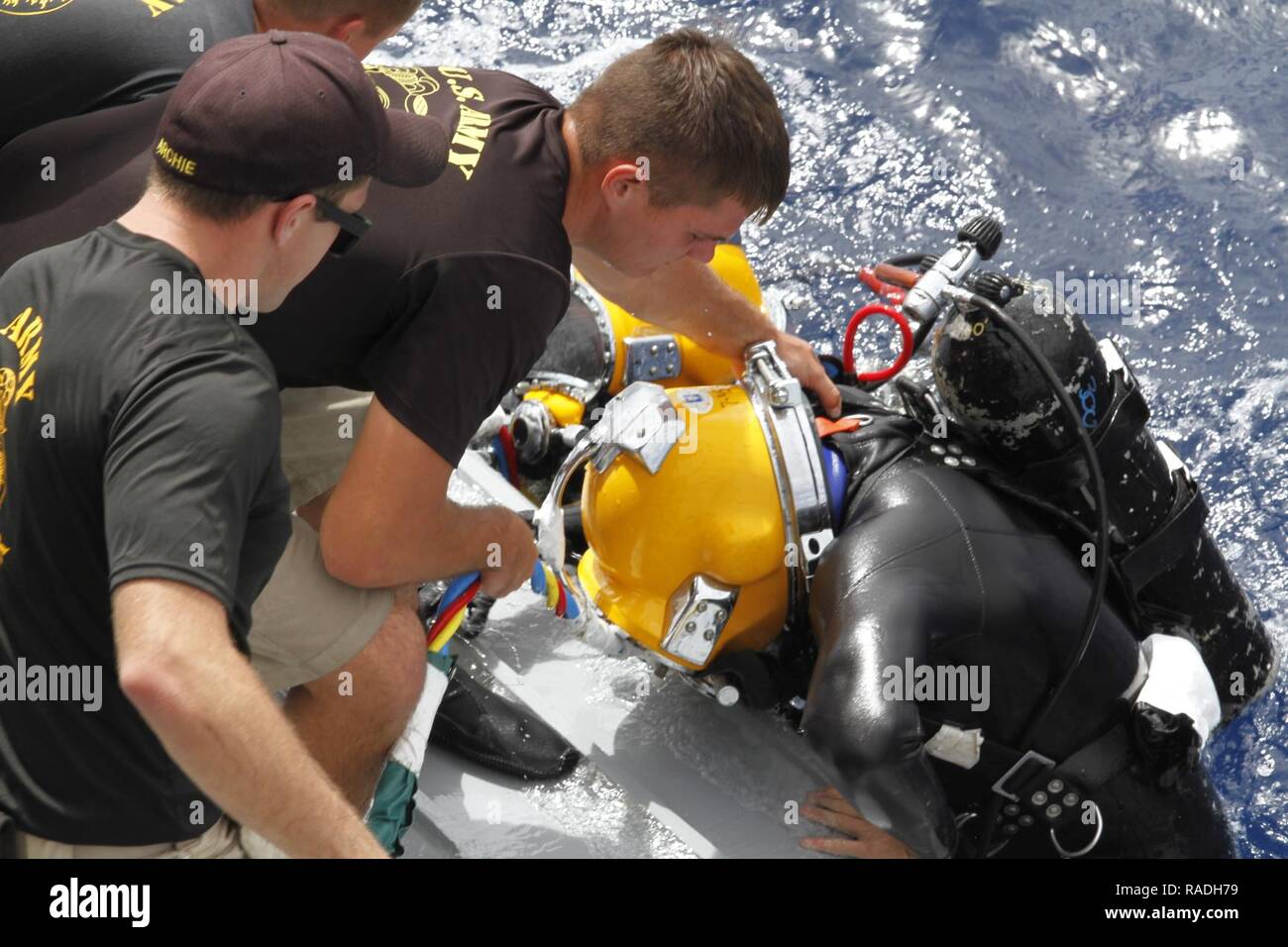 Divers with 7th Engineer Dive Detachment, 130th Engineer Brigade ...