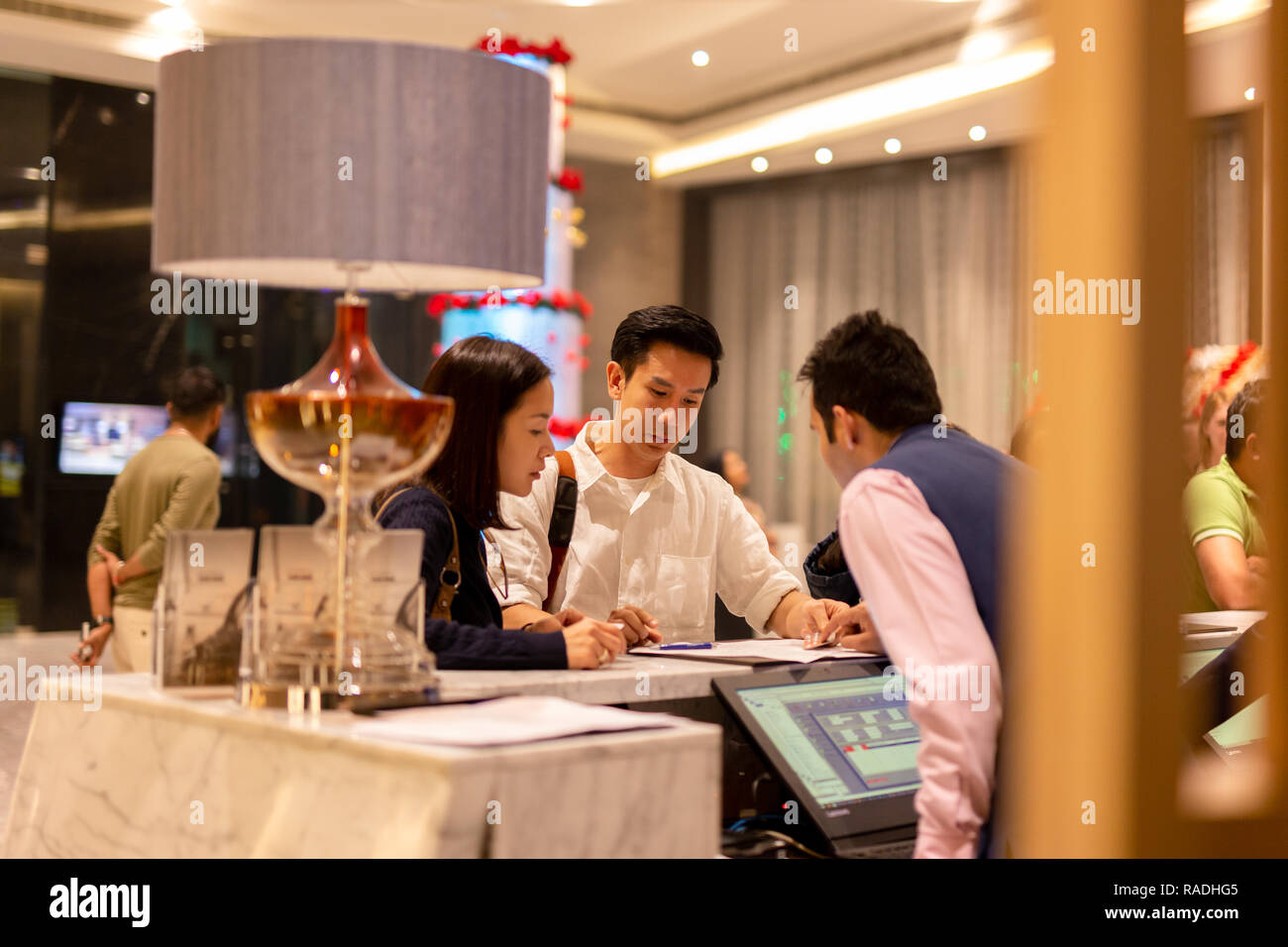 Couple tourist counter hi-res stock photography and images - Alamy