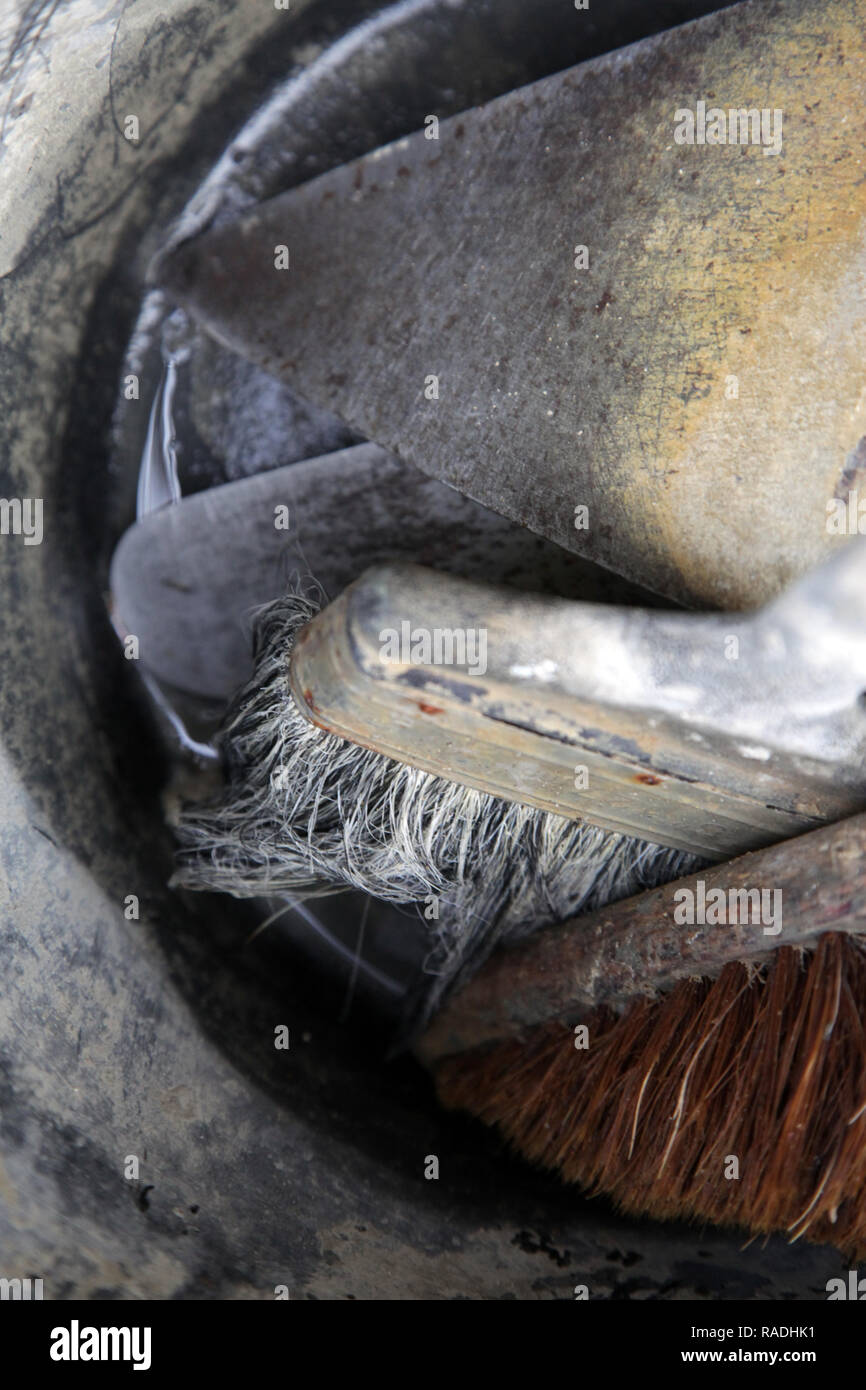 Clean brushes hi-res stock photography and images - Alamy