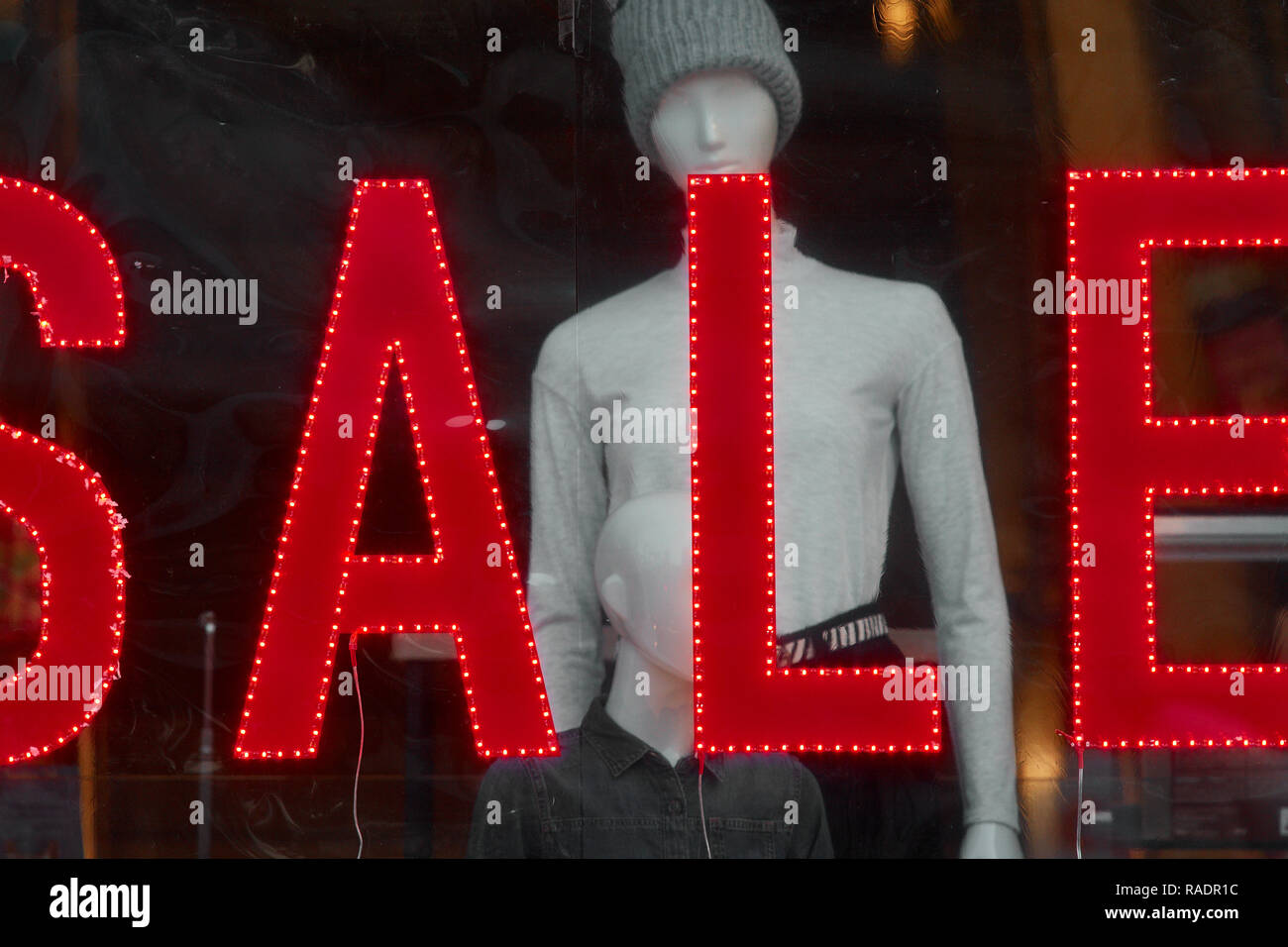 Sale signs in shop windows hi-res stock photography and images - Alamy
