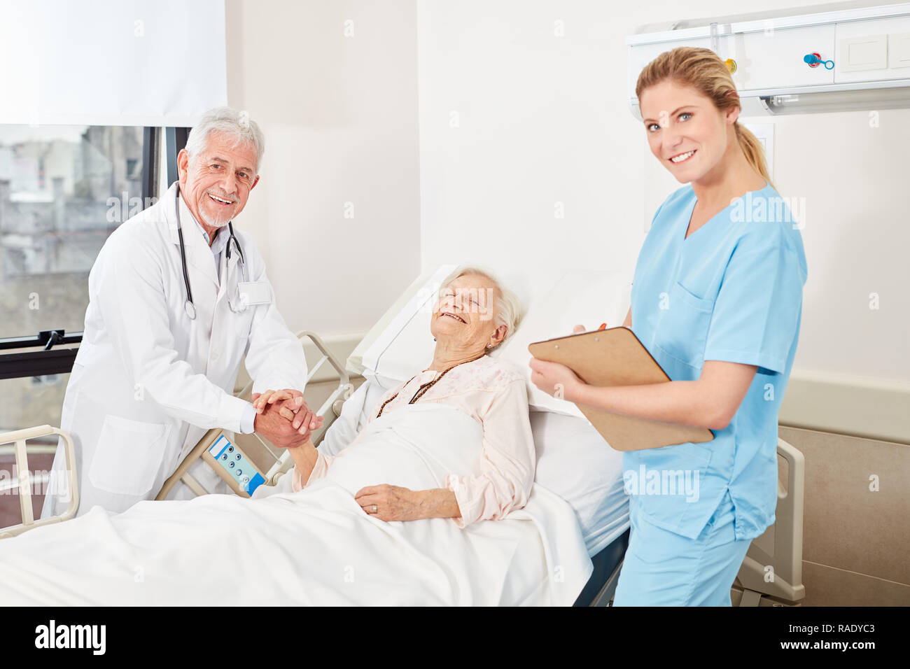 Nursing nurse elderly patient hi-res stock photography and images - Alamy