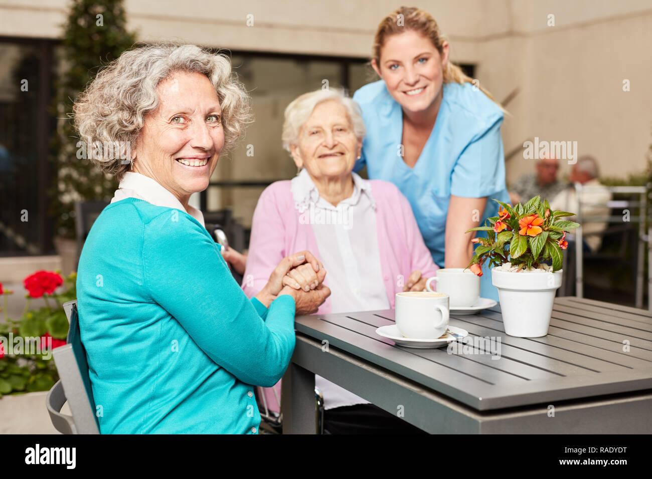 Family visit nursing home hi-res stock photography and images - Alamy
