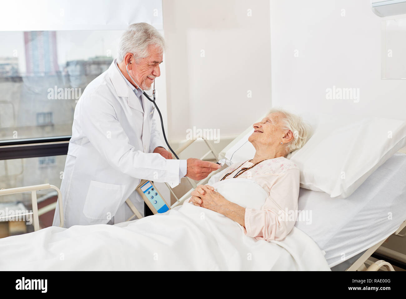 Doctor stethoscope patient hospital hi-res stock photography and images ...
