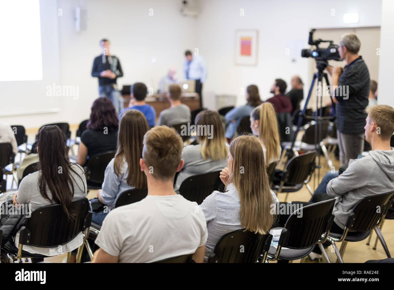 Round table conference hi-res stock photography and images - Alamy