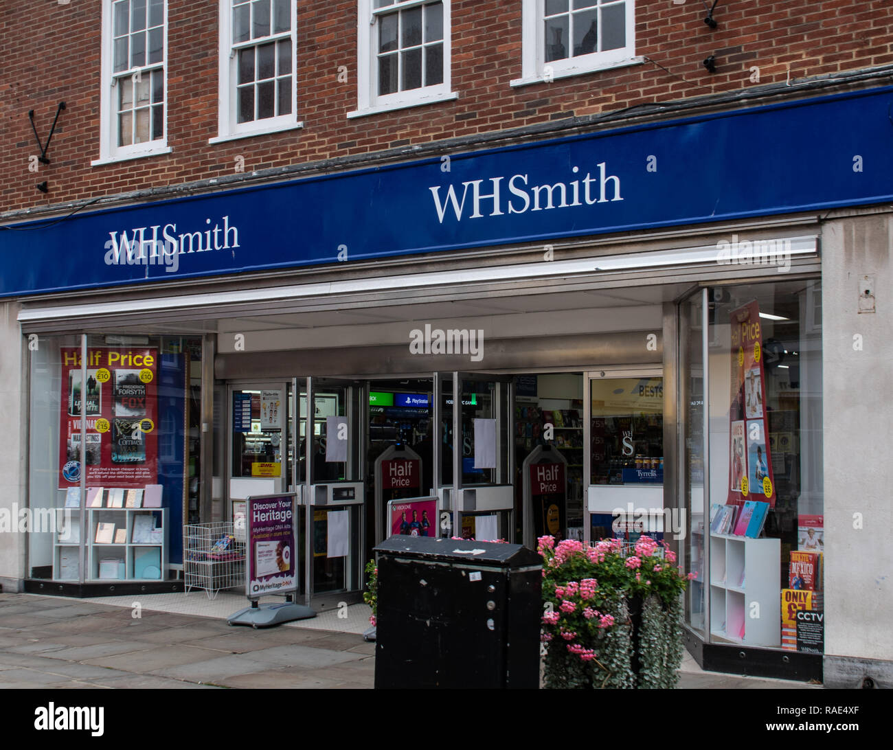 Wh smith shop front hi-res stock photography and images - Alamy