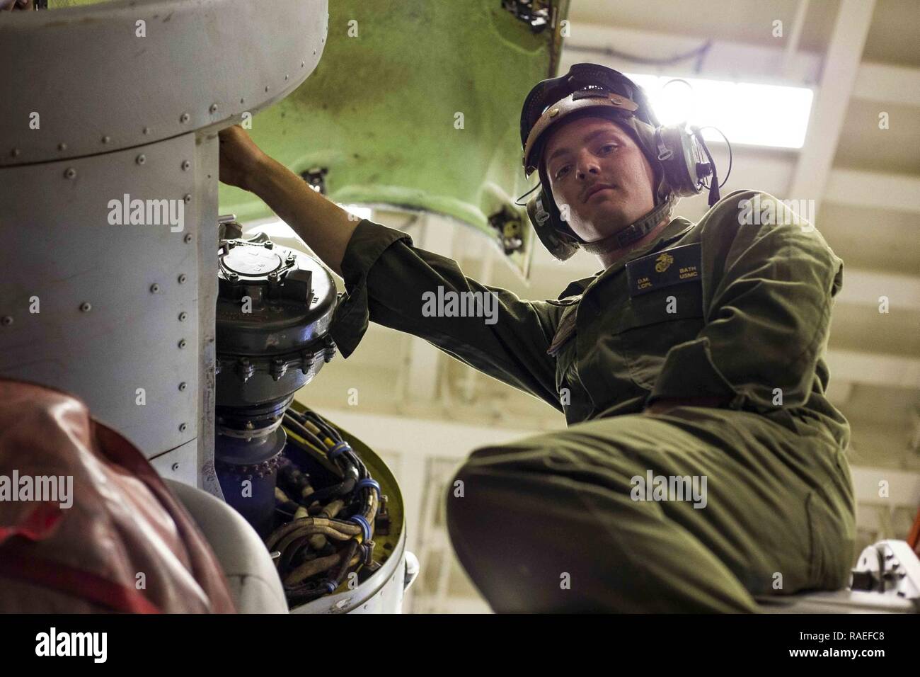 Aircraft mechanics marine medium tiltrotor hi-res stock photography and ...