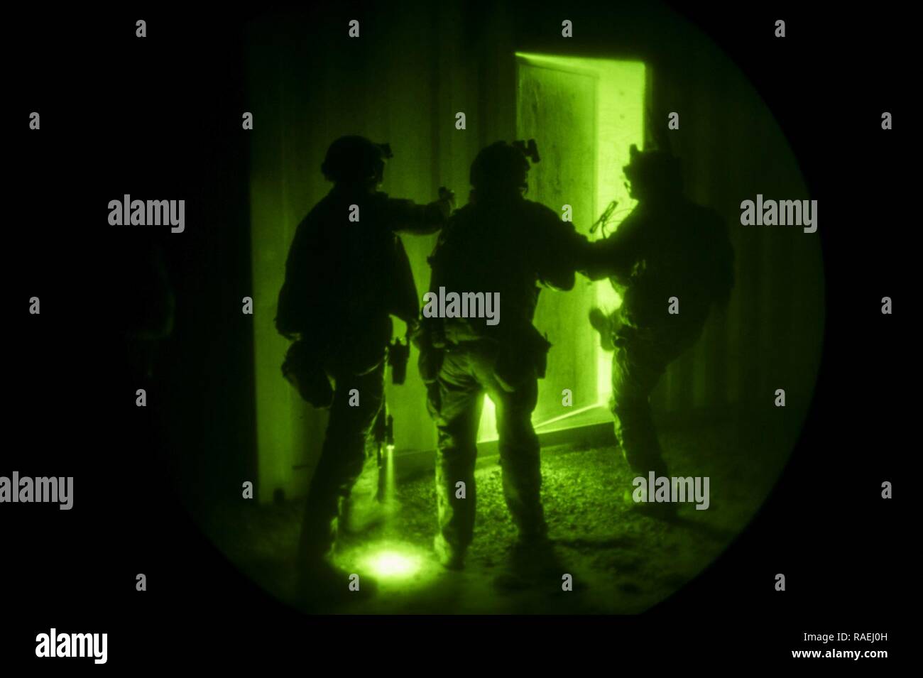 Members of the U.S. military and Clovis SWAT team kick in a doorduring ...