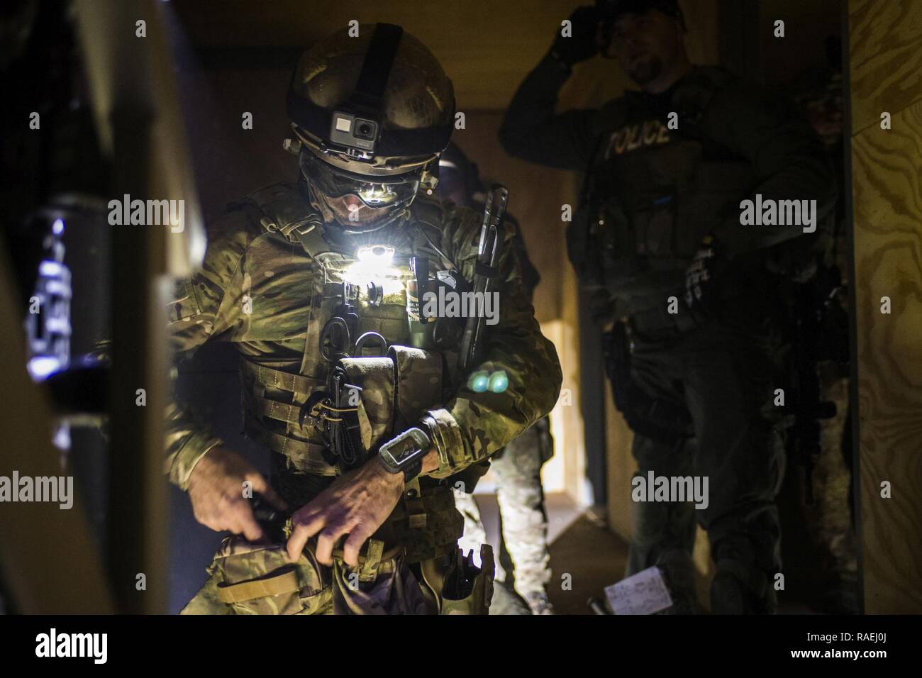 Swat team a training situation hi-res stock photography and images - Alamy