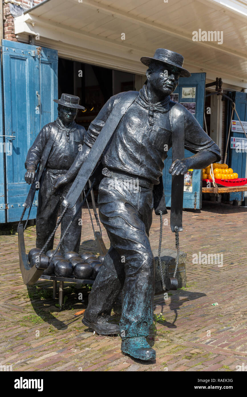 Statue of cheese carriers at the cheese market in Edam, Holland Stock ...