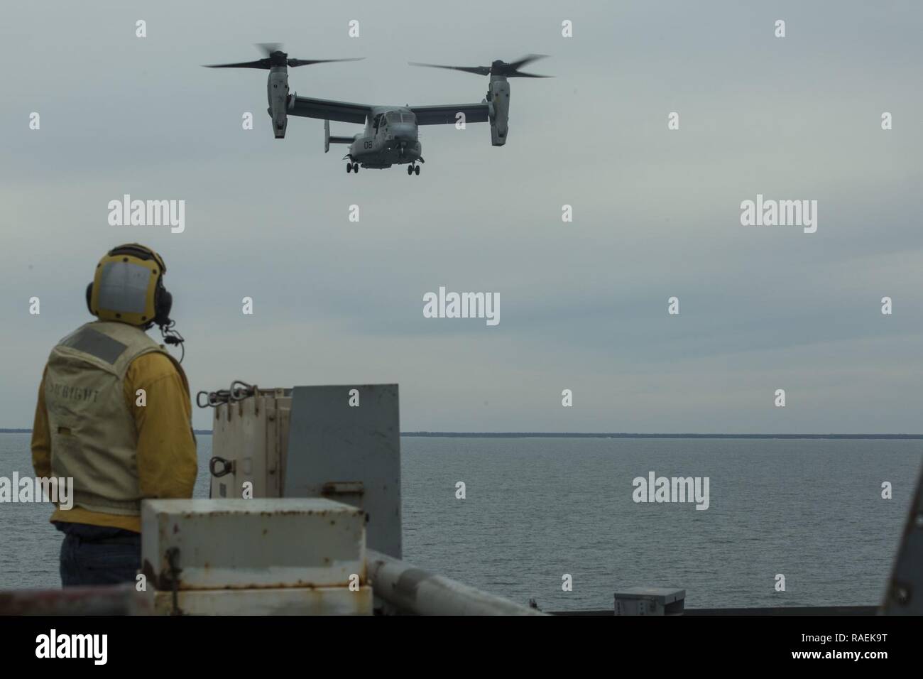 An MV-22 with Marine Medium Tiltrotor Squadron 261 approaches a Wright ...
