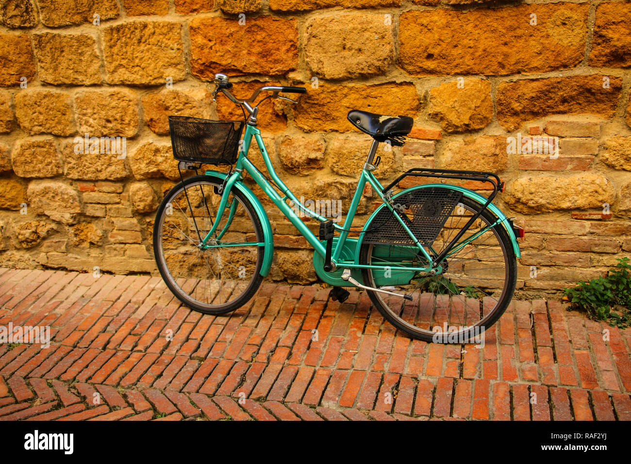 Bike near brick wall hi-res stock photography and images - Alamy