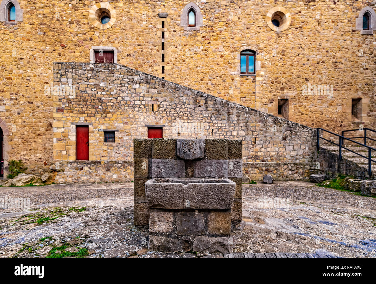 Italy Basilicata Castel Lagopesole Castle - water well Stock Photo - Alamy